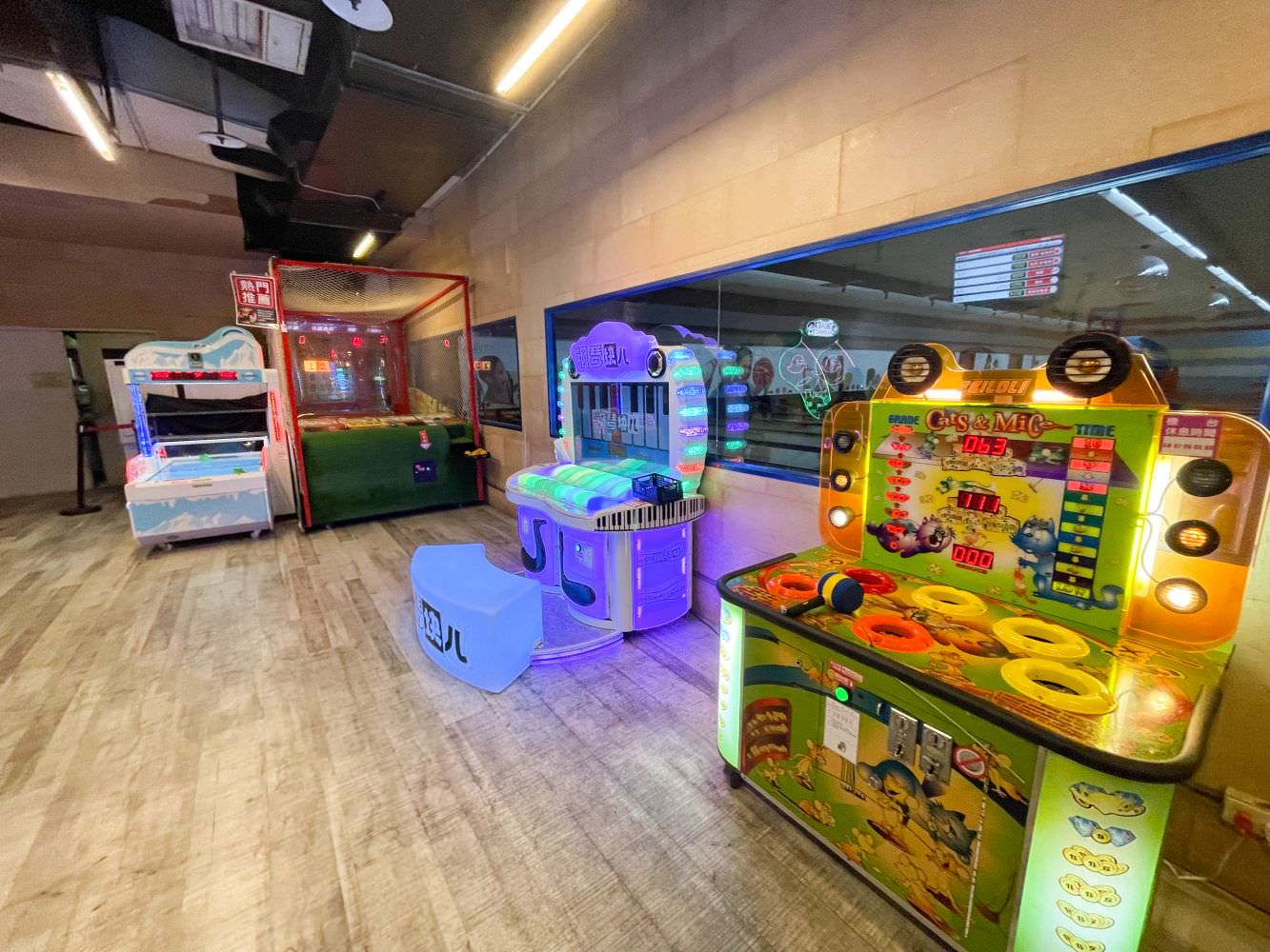 [新北玩樂景點]吃喝玩樂一次滿足E7play三重館一票玩到底不用300元｜24小時開放超過1500坪遊樂空間｜保齡球、飛鏢機、撞球通通免費玩 ...