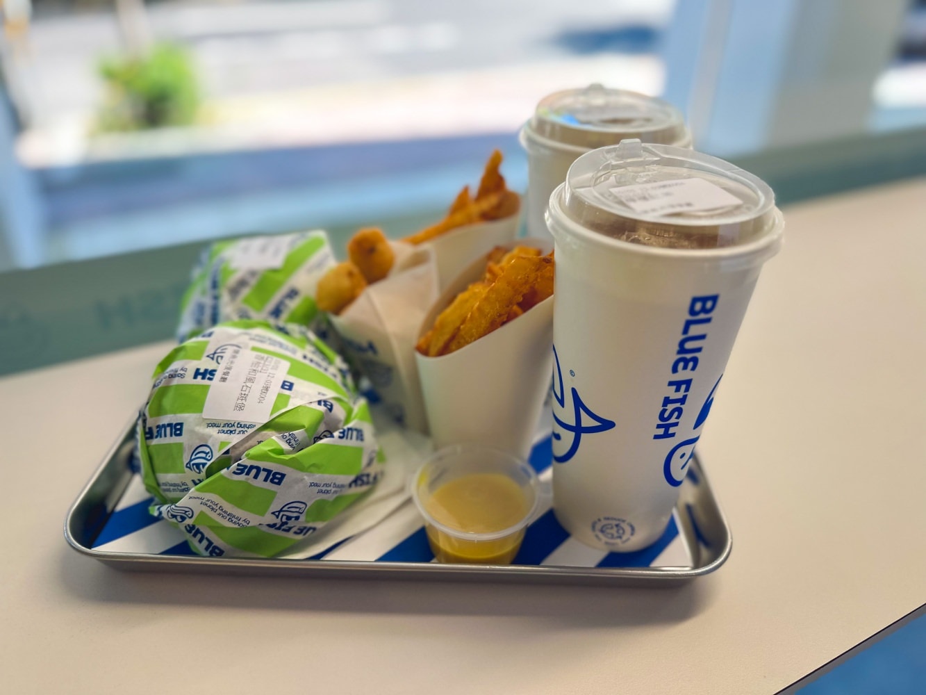 [台北大安美食]BlueFish樂魚漢堡~國父紀念館站美食｜首間魚漢堡專賣店｜爽吃海鱸跟石斑 炸魚條美味多汁｜店內網美打卡好拍照 2022全新 ...