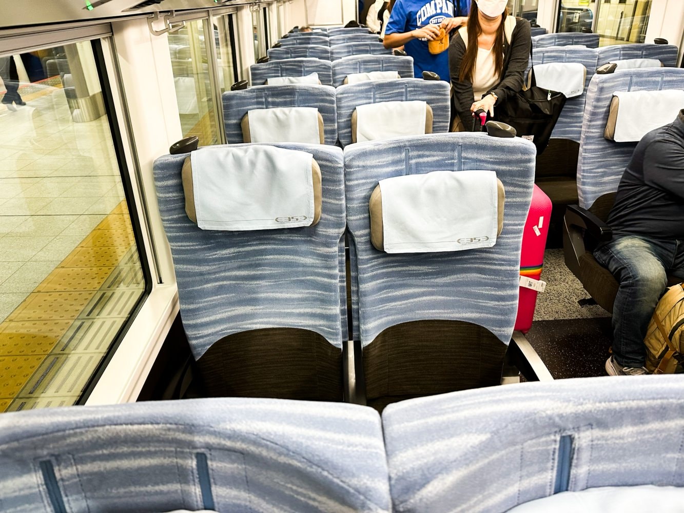 [日本交通]富士回遊號特急列車 FUJI EXCURSION~新宿直達河口湖只要2小時｜列車舒適提供插座 河口湖周邊景點介紹｜一日來回河口湖 ...