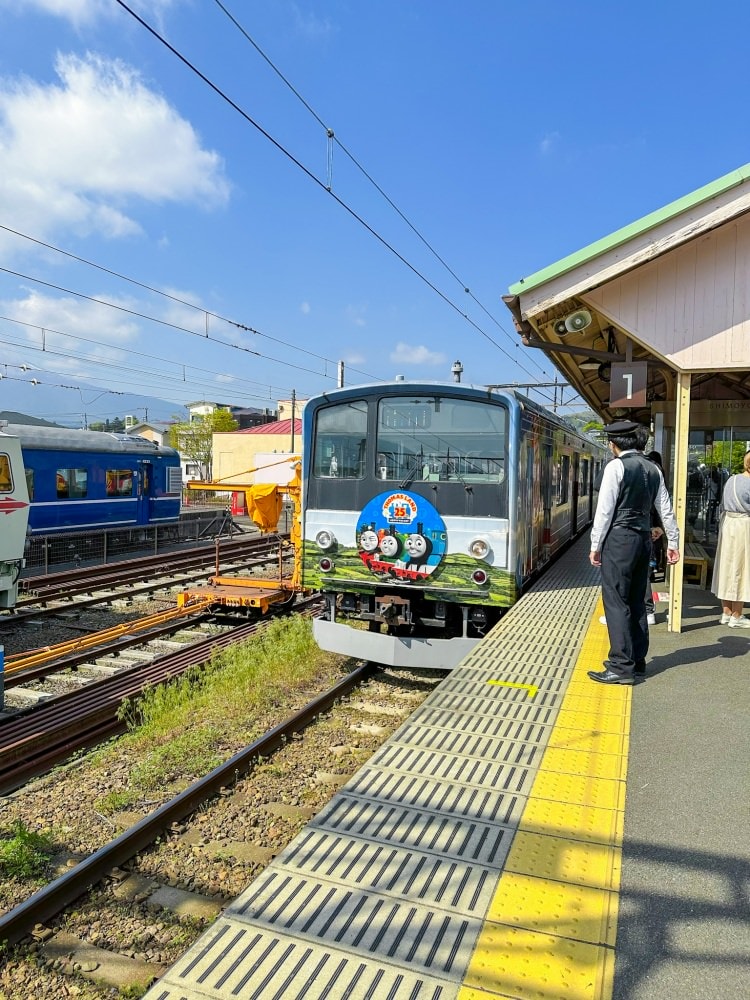 [日本交通]富士回遊號特急列車 FUJI EXCURSION~新宿直達河口湖只要2小時｜列車舒適提供插座 河口湖周邊景點介紹｜一日來回河口湖 ...