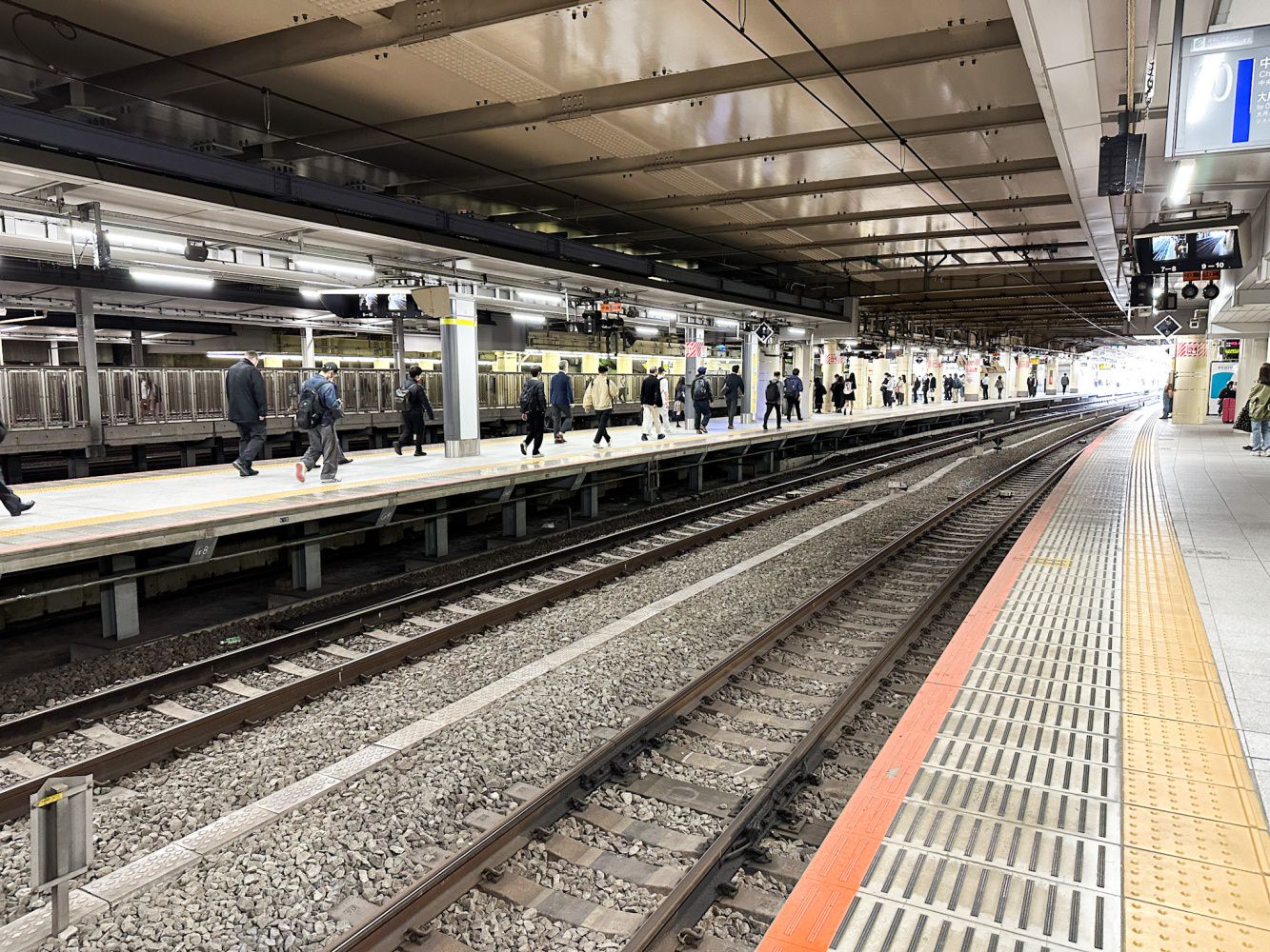 [日本交通]富士回遊號特急列車 FUJI EXCURSION~新宿直達河口湖只要2小時｜列車舒適提供插座 河口湖周邊景點介紹｜一日來回河口湖 ...