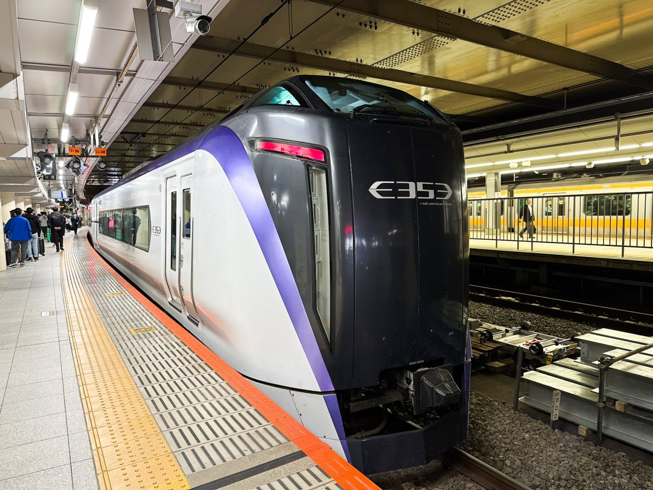 [日本交通]富士回遊號特急列車 FUJI EXCURSION~新宿直達河口湖只要2小時｜列車舒適提供插座 河口湖周邊景點介紹｜一日來回河口湖 ...