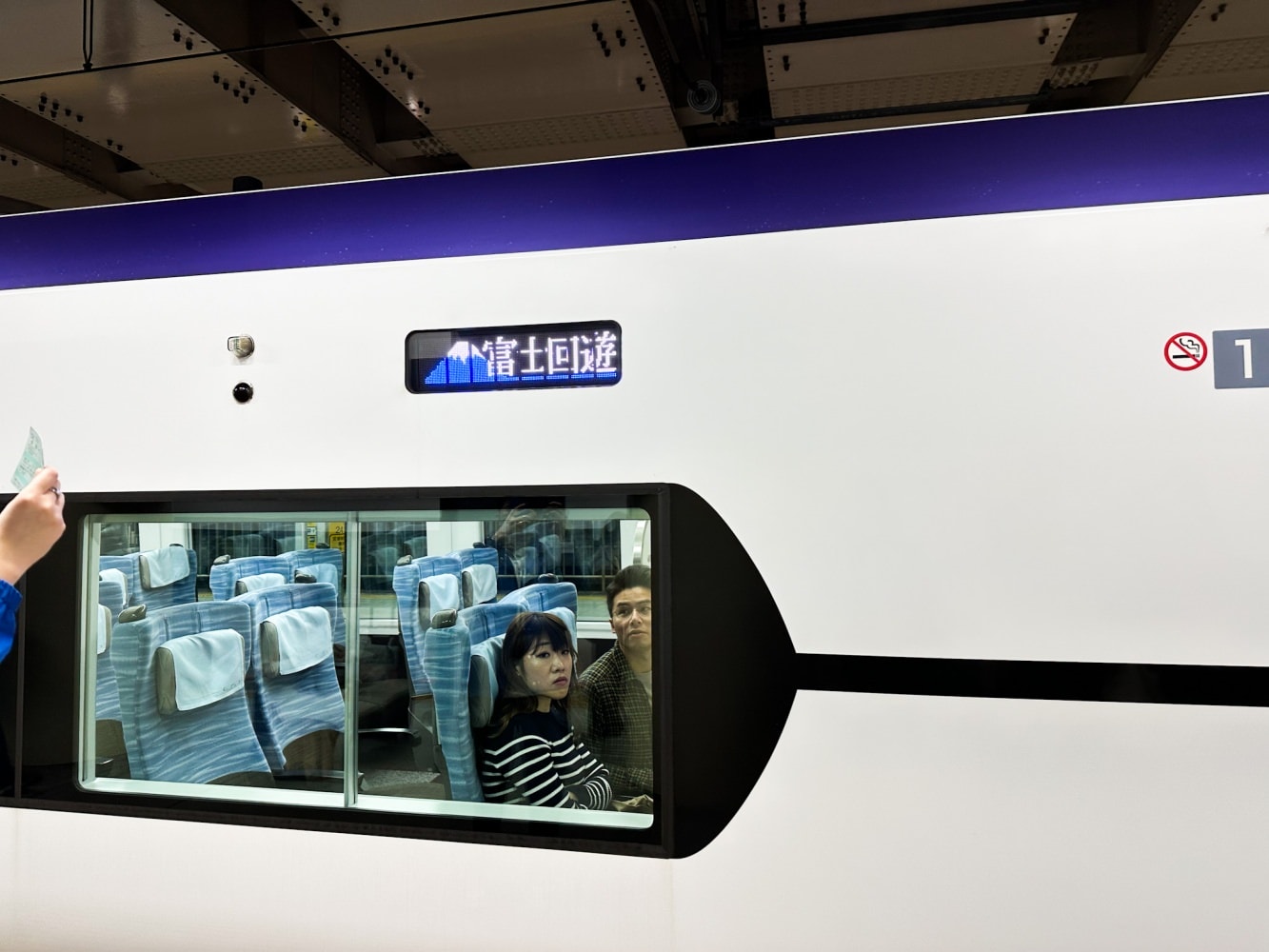 [日本交通]富士回遊號特急列車 FUJI EXCURSION~新宿直達河口湖只要2小時｜列車舒適提供插座 河口湖周邊景點介紹｜一日來回河口湖 ...